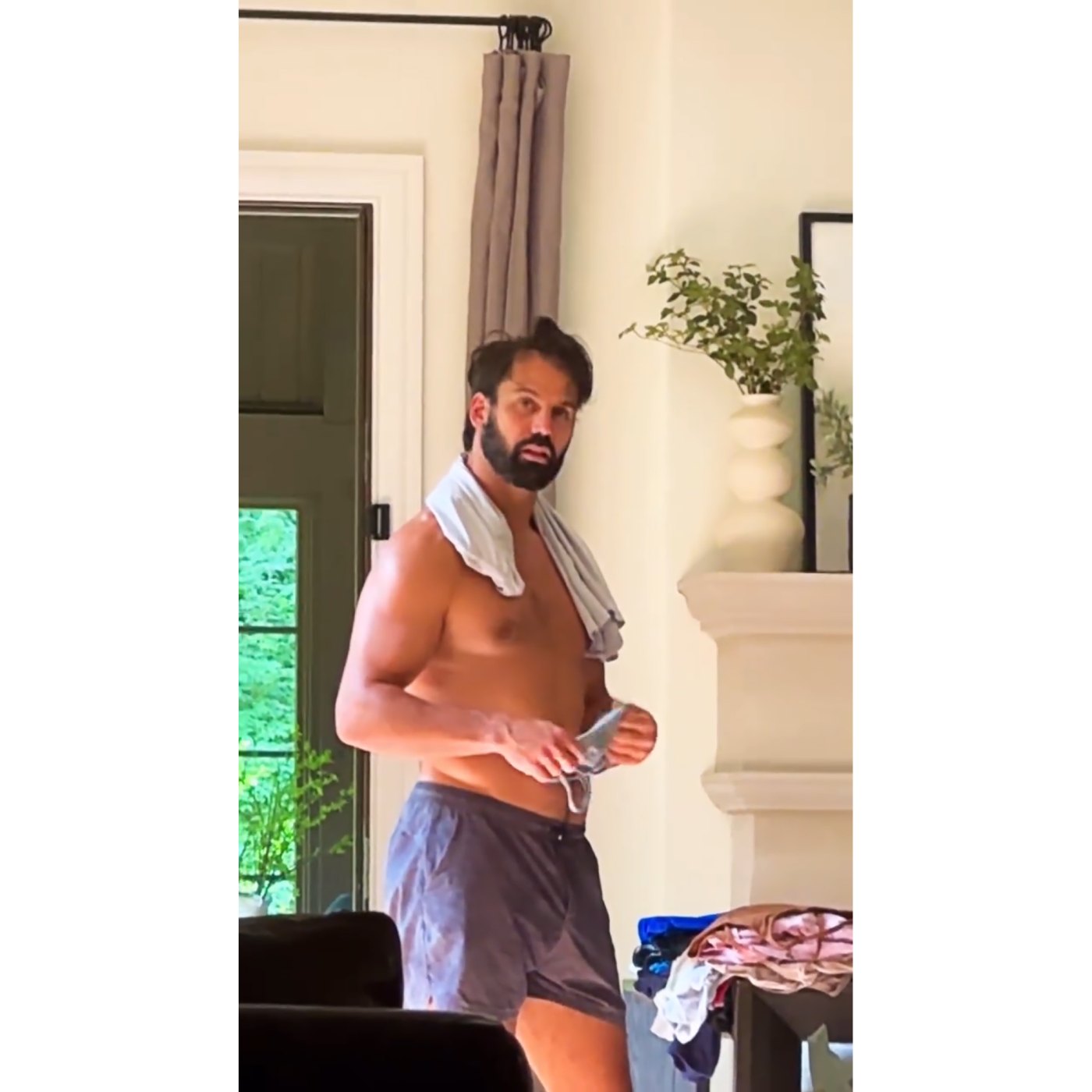 Jessie James Decker Thirsts Over Husband Eric Doing Laundry Shirtless ...