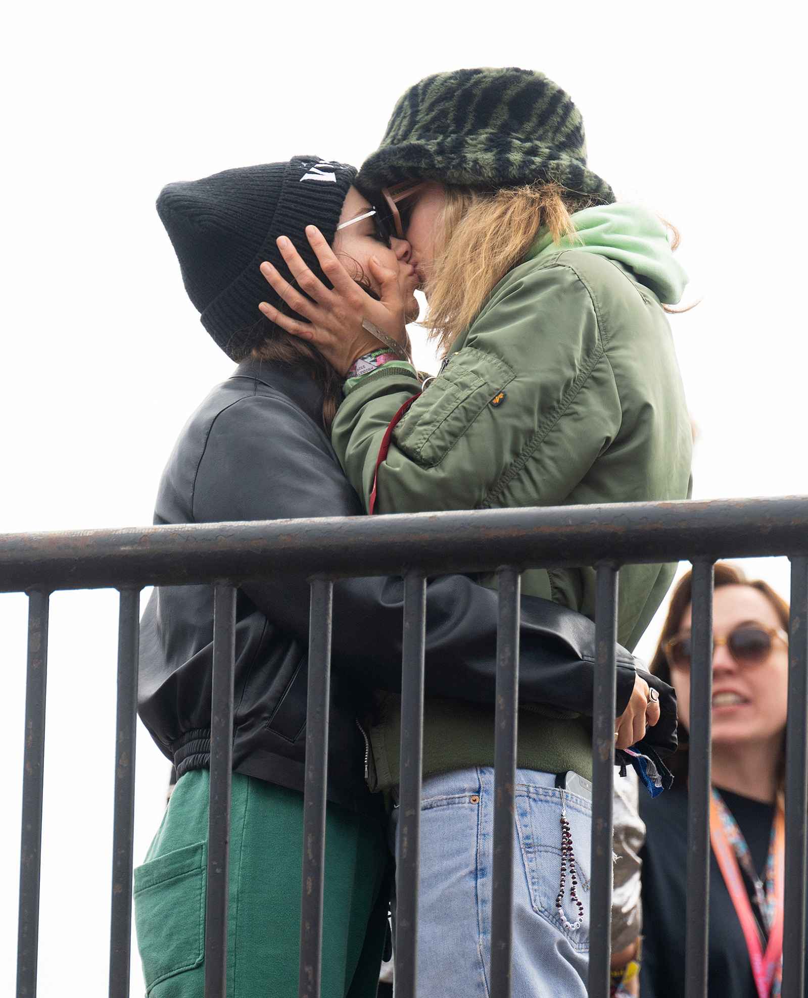 Cara Delevingne And Minke Kiss At Glastonbury Festival Us Weekly
