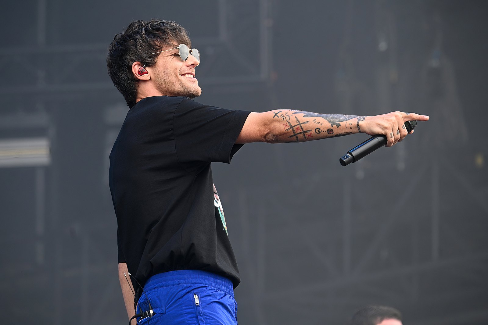 One Direction’s Louis Tomlinson Brought a TV to Glastonbury to Watch a ...