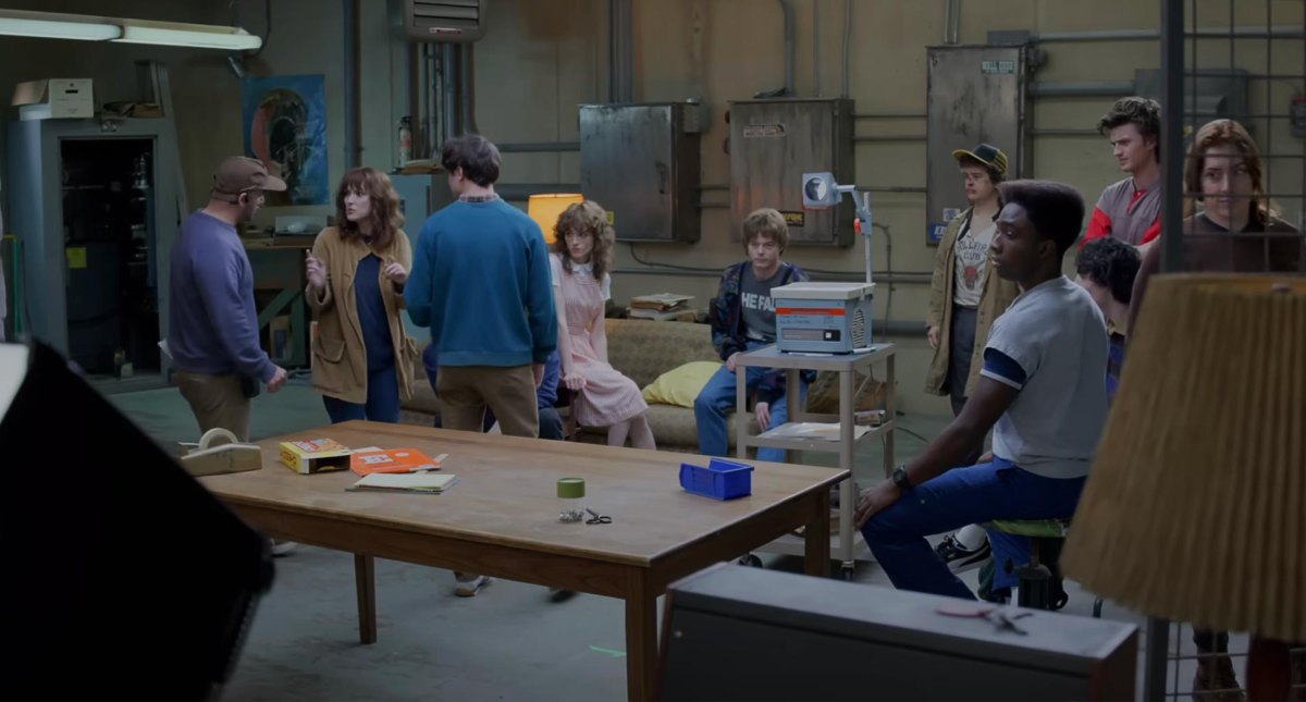 Stranger Things Cast S Best Behind The Scenes Photos From Season 5 Us
