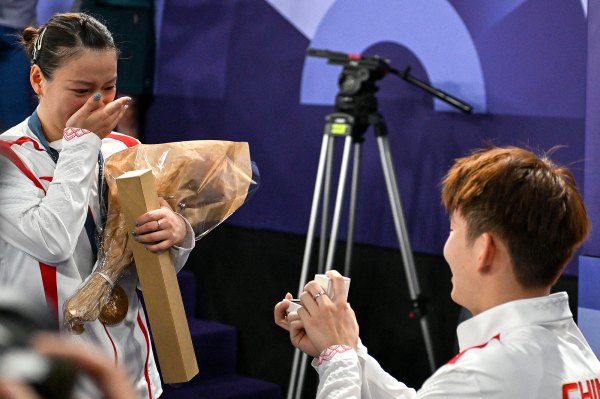 Chinese Olympian Wins Gold Moments Before Teammate Boyfriend Proposes ...