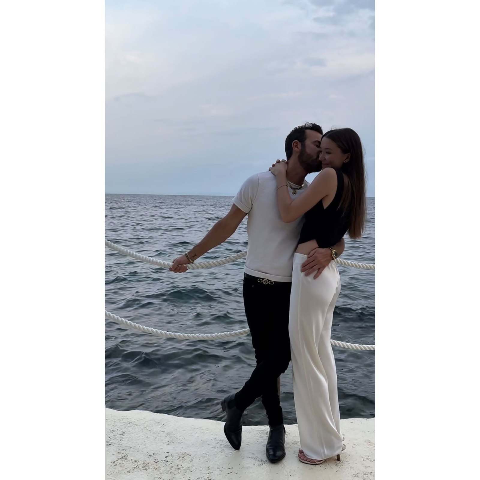 Justin Theroux Kisses Girlfriend Nicole Brydon Bloom in Sweet Photo ...