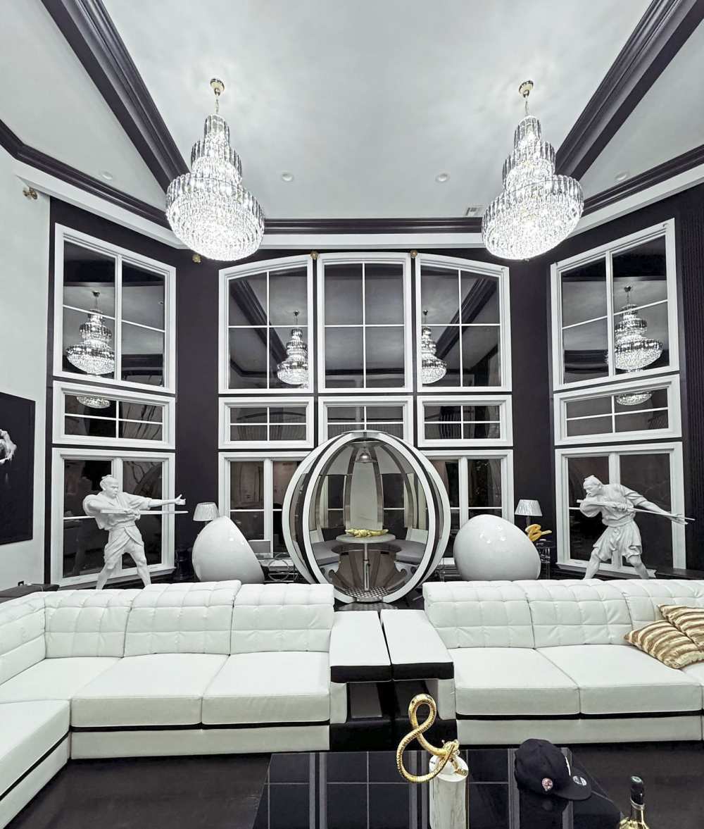 La elegante casa en blanco y negro de 50 Cent: Fotos | Us Weekly