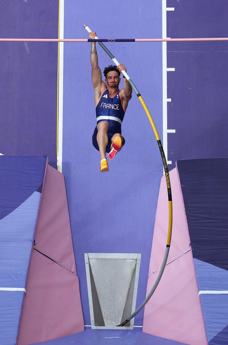 Pole Vaulter Anthony Ammirati Catches Crotch on Crossbar at Olympics ...