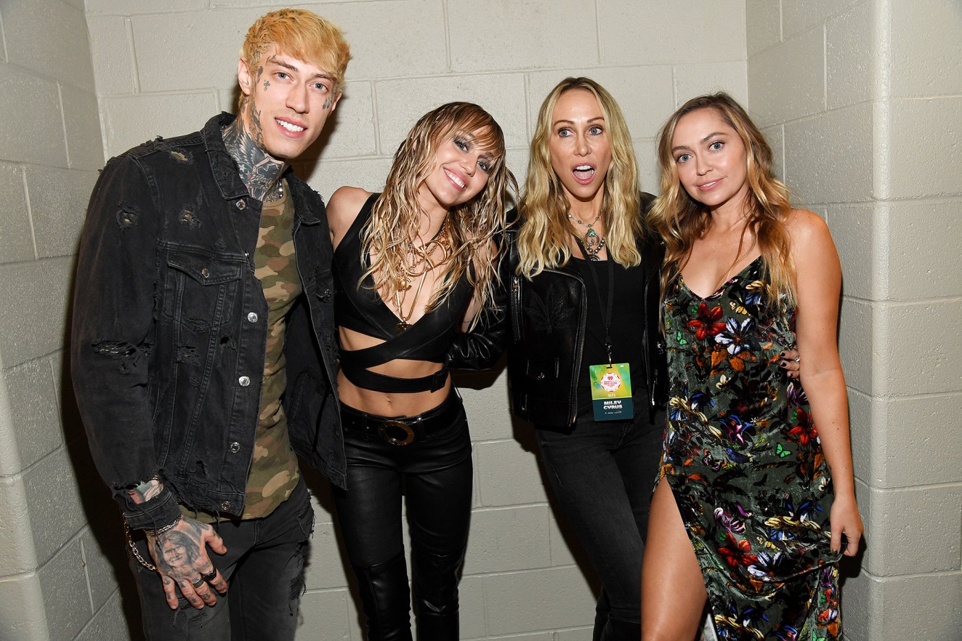 Brandi Cyrus Gushes Over Tish Cyrus, Has Family Christmas Album Dream ...