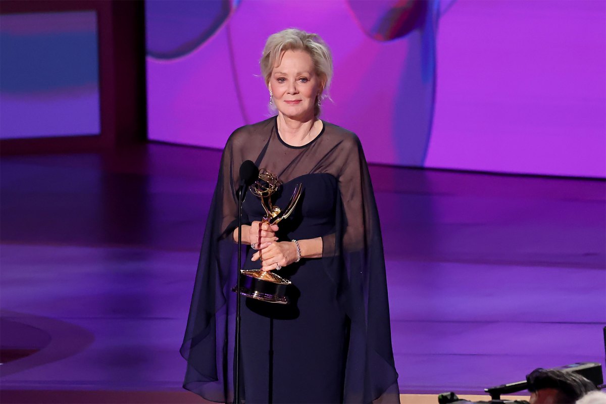 Jean Smart Wins Best Comedy Actress at 2024 Emmys, Gets Standing ...