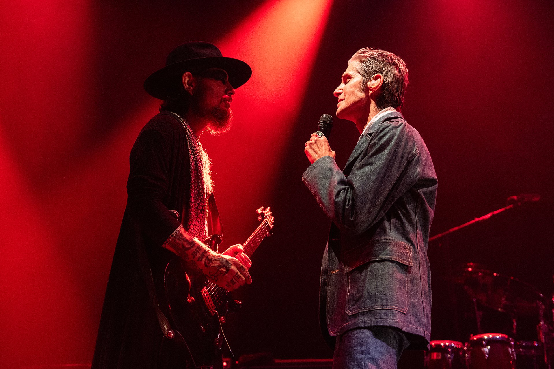 Jane’s Addiction's Perry Farrell Shoves Dave Navarro at Reunion Show ...