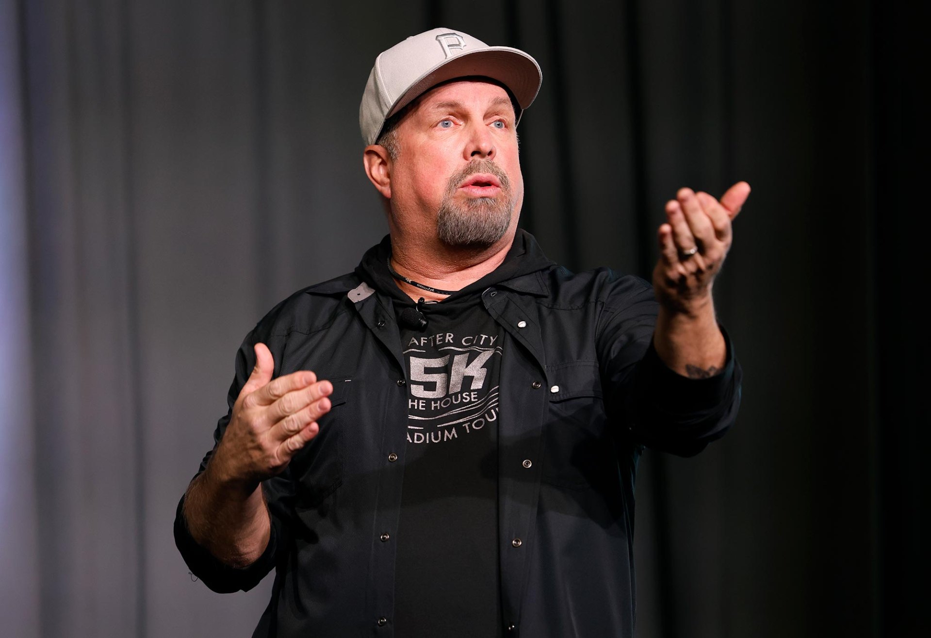 Garth Brooks Lawsuit Includes Text He Allegedly Sent to Hairstylist ...