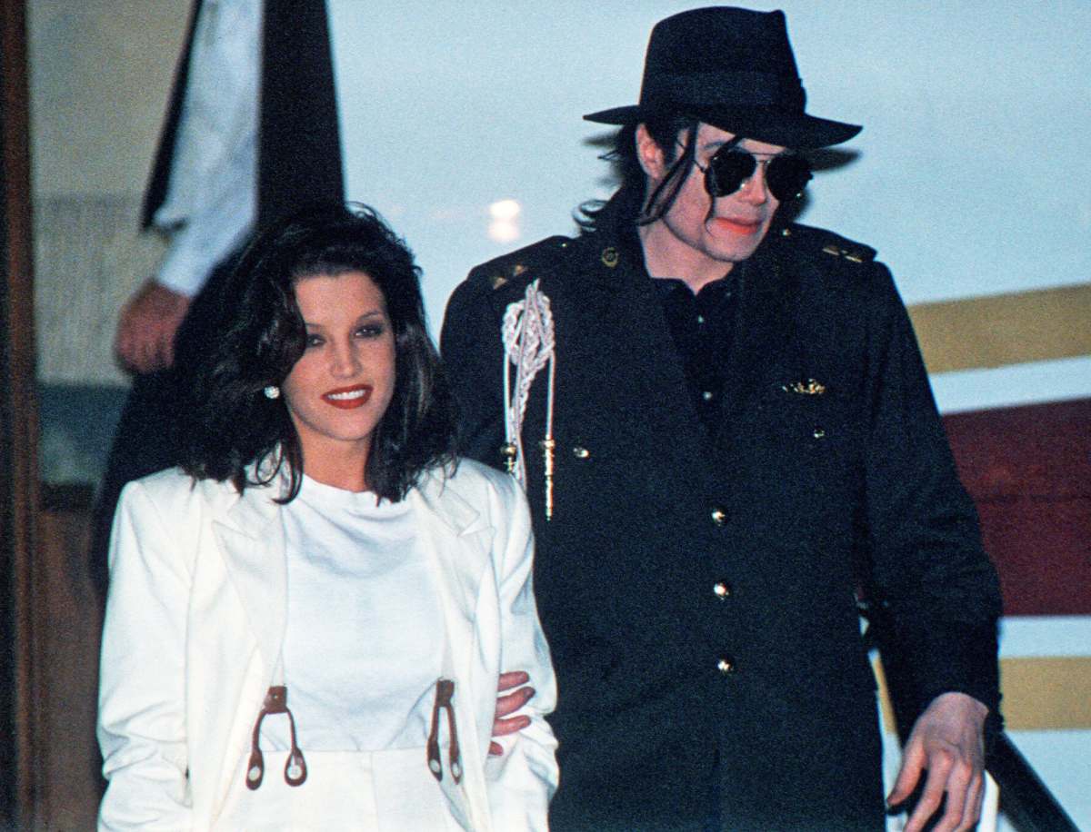 Lisa Marie Presley Book: Michael Jackson Was 'A Virgin' at Age 35 | Us ...