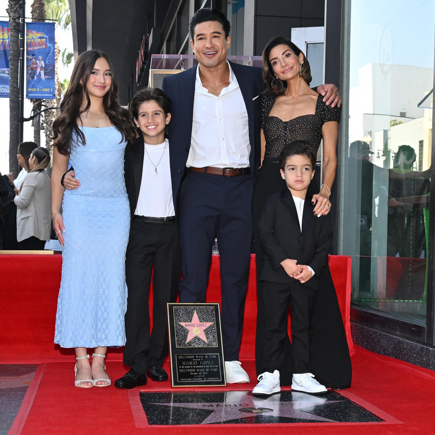 Mario Lopez devela su estrella en Hollywood con toda su familia | Us Weekly