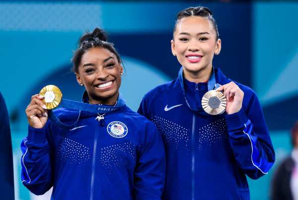 Simone Biles Helped Suni Lee With 'Mental Breakdown' During Olympics ...