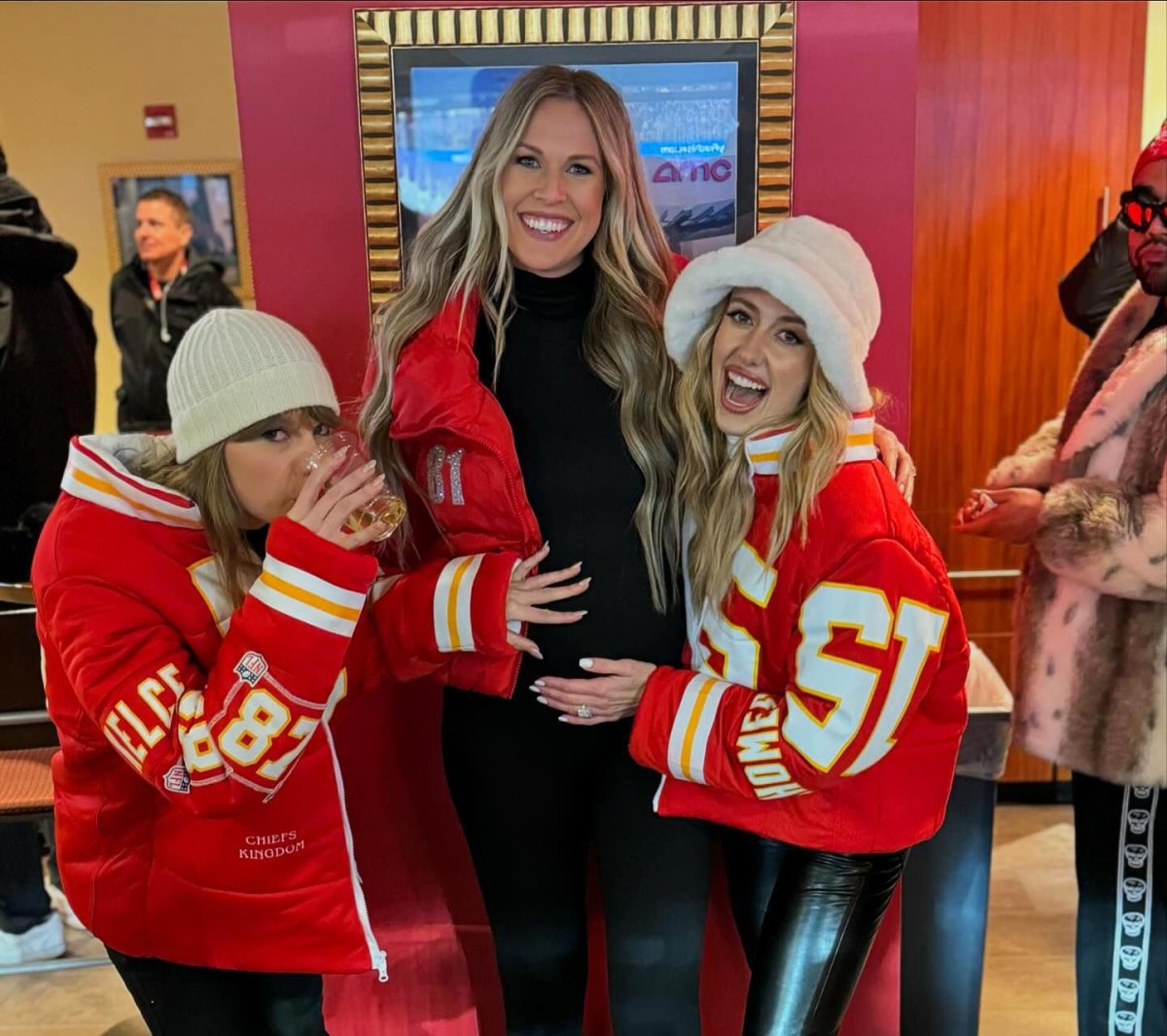 Taylor Swift Recreates Pic With Brittany Mahomes and Lyndsay Bell | Us ...