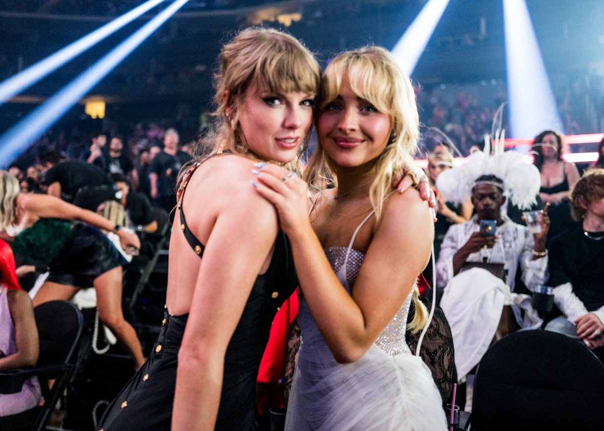 Taylor Swift and Sabrina Carpenter Sing ‘Espresso’ Mash up During Eras ...