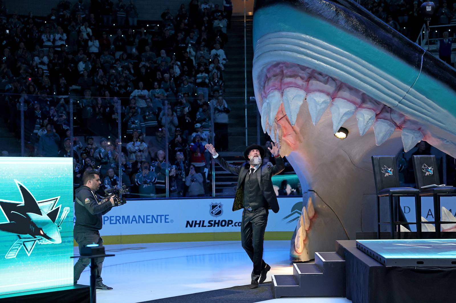NHL's Joe Thornton Welcomed Homeless Woman and Kids to Live With Him ...