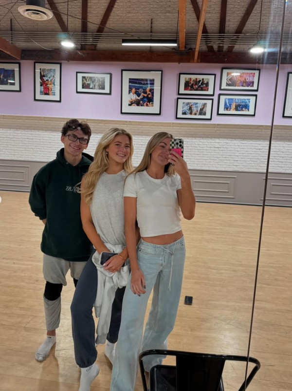 Lindsay Arnold Praises Sister Rylee for Leaving DWTS Tour After Injury ...