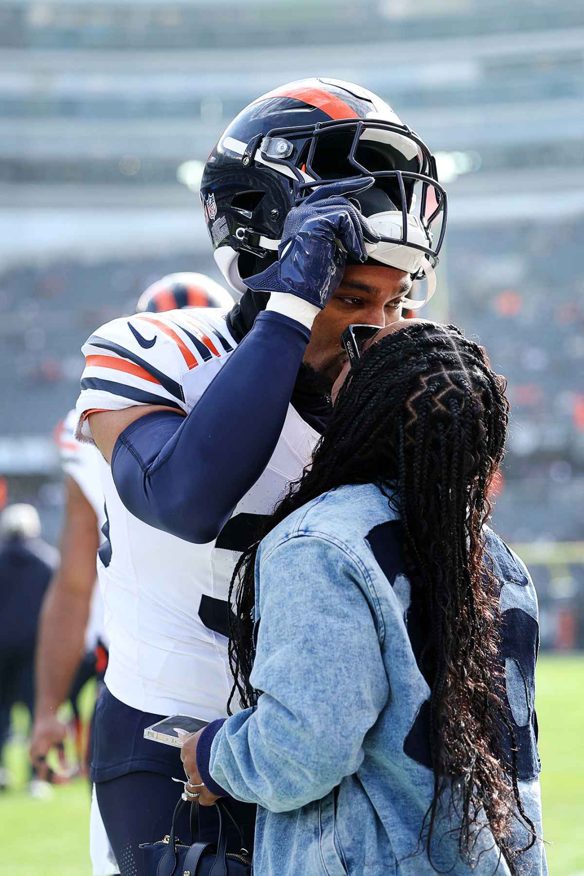 Simone Biles Kisses Jonathan Owens on Sidelines Before Bears Game | Us ...