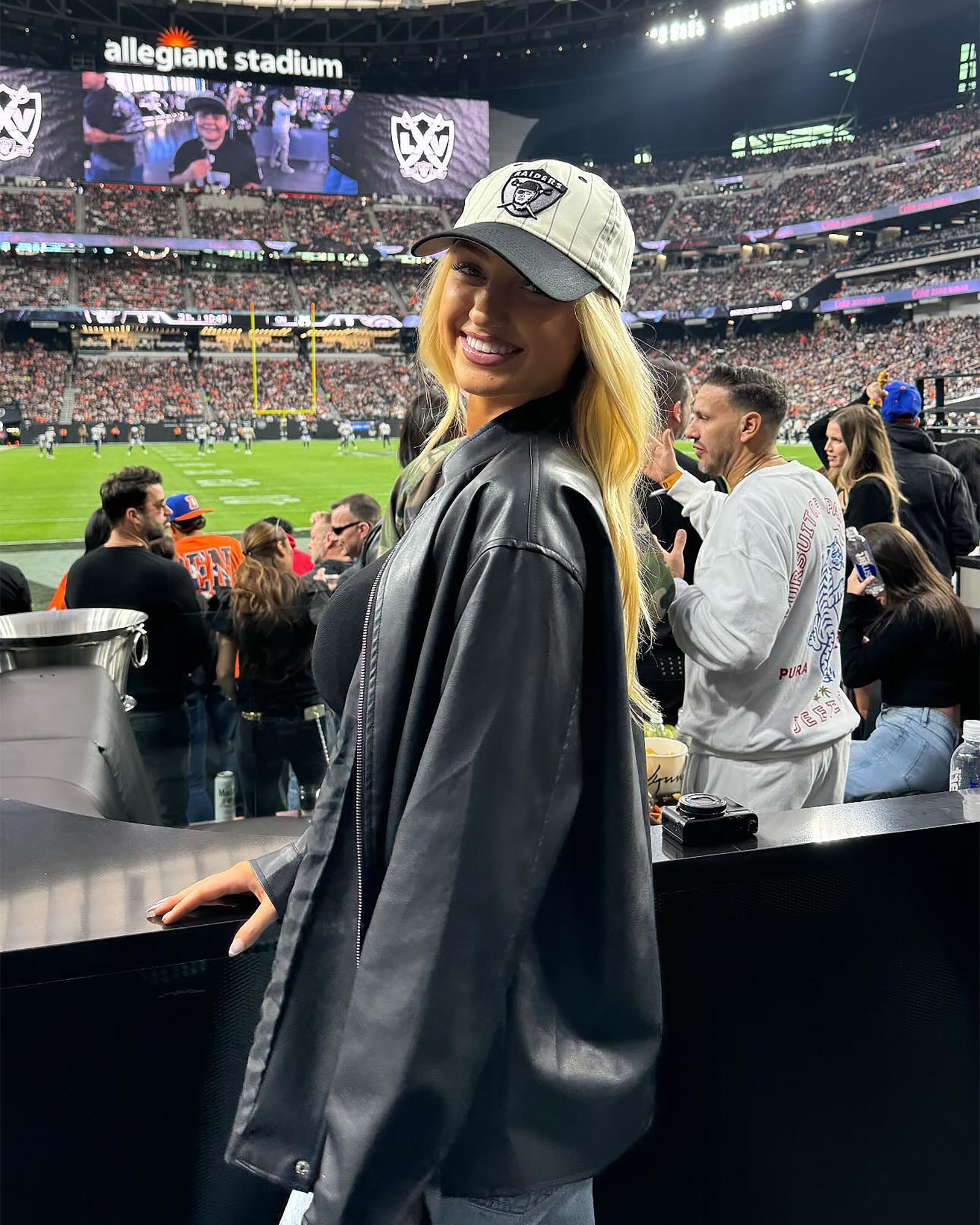 Viral Ring Girl Sydney Thomas Signs With Major Hollywood Agency | Us Weekly