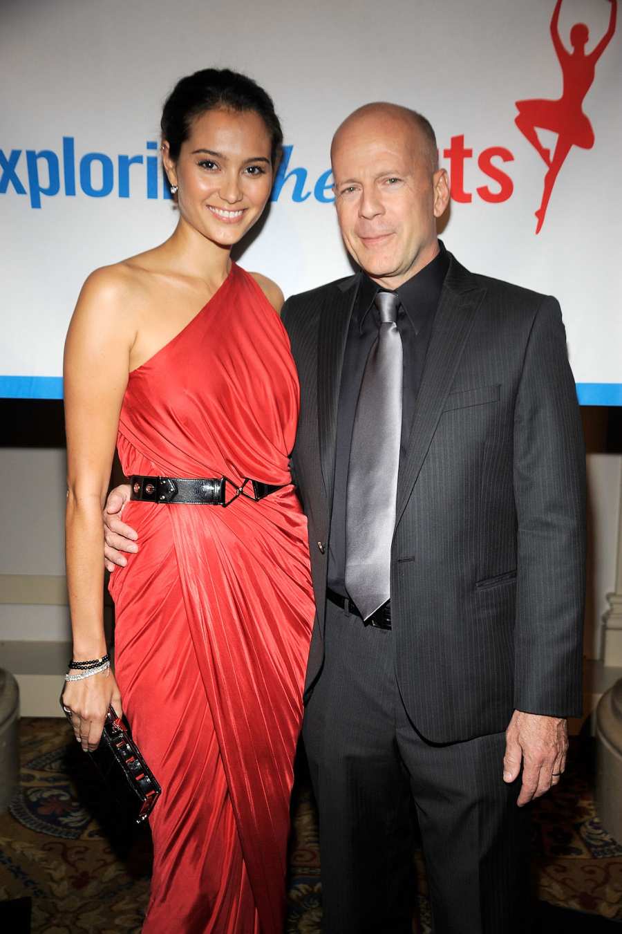 Emma Heming dice que el aniversario de Bruce Willis le deja un 'corazón ...