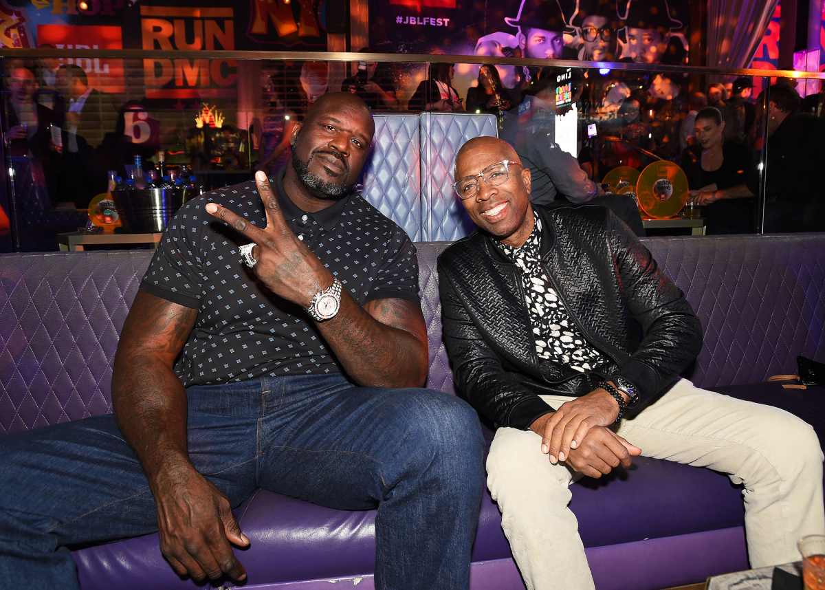Kenny Smith Pushes Shaquille O’Neal Into a Christmas Tree on Live TV ...
