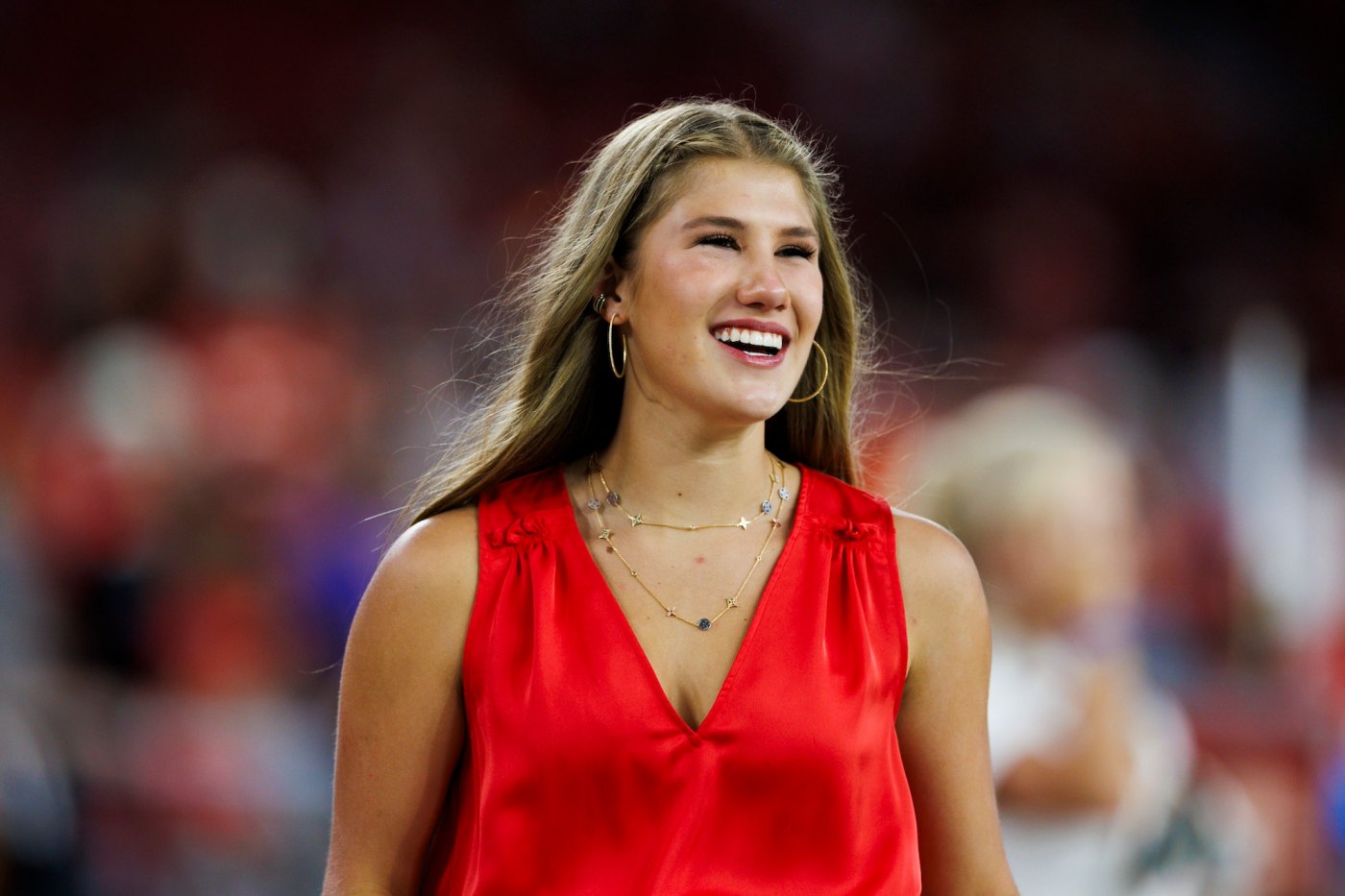 Taylor Swift Sent Signed Books to Chiefs Heiresses Ava and Gracie Hunt ...