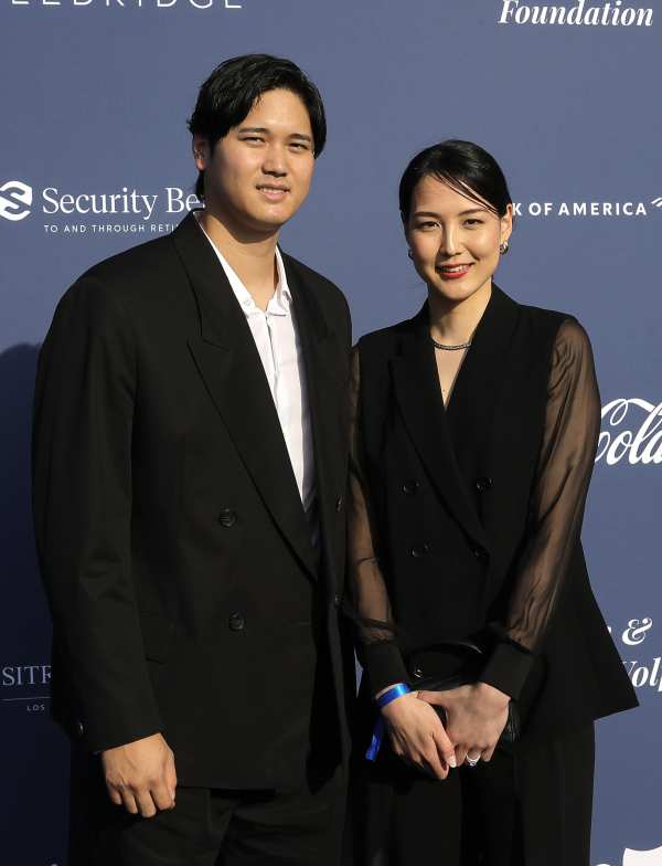 Dodgers' Shohei Ohtani and Wife Mamiko Are Expecting 1st Baby | Us Weekly