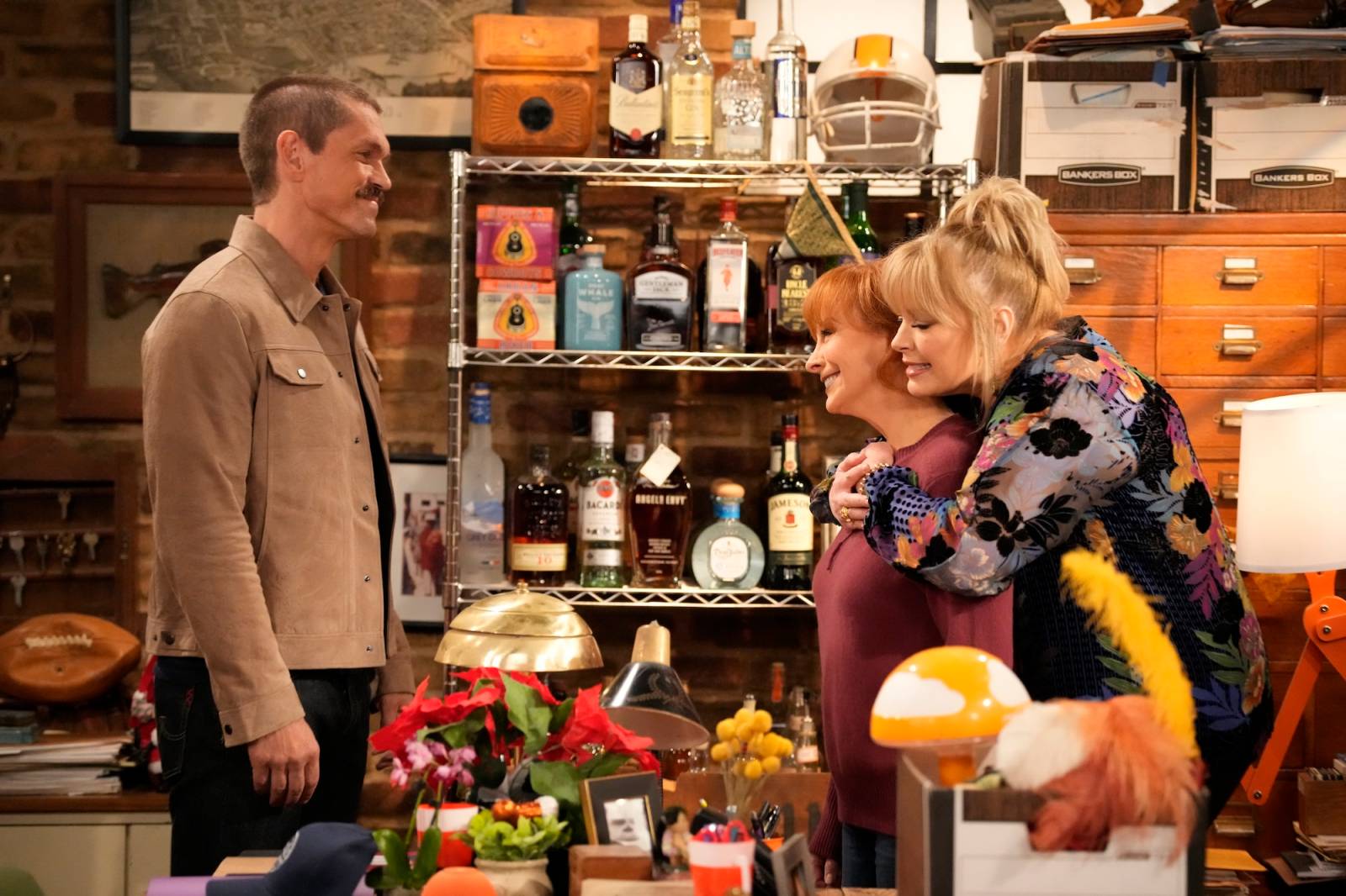 Steve Howey Breaks Down Every Reba Nod From His Happy's Place Debut ...