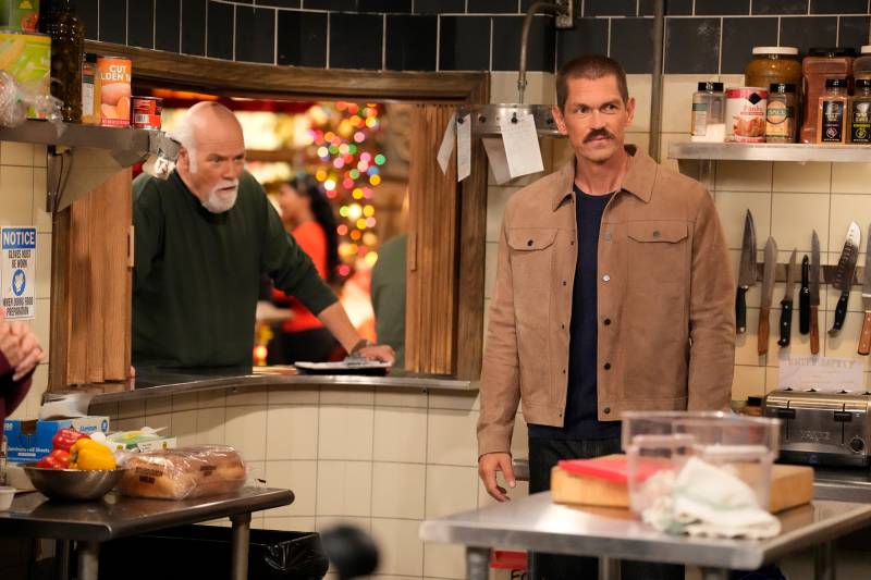 Steve Howey Compares Sperm Donor Story Lines on Happy's Place ...