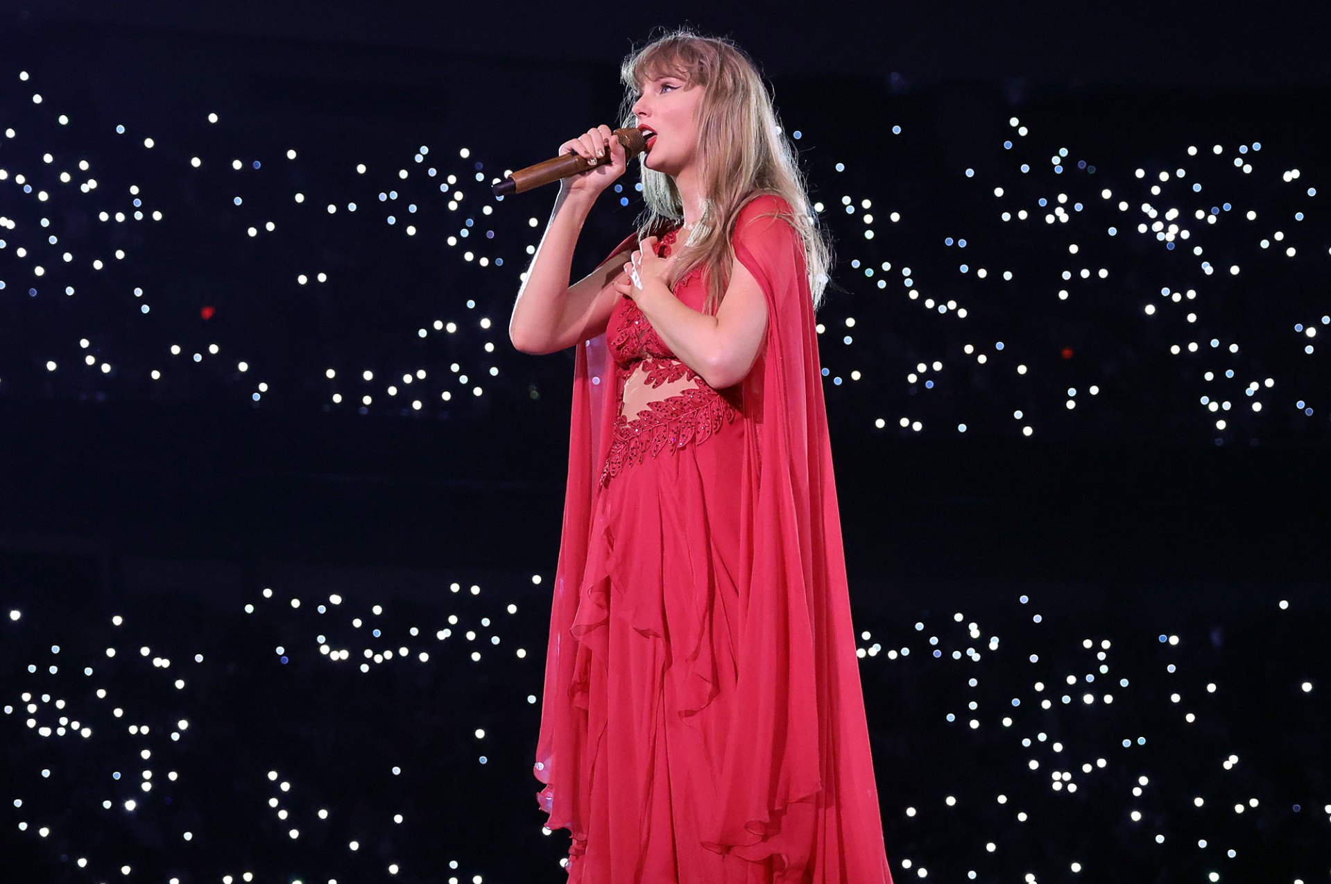 Taylor Swift ofrece una emotiva despedida a su 'Eras Tour' | Us Weekly