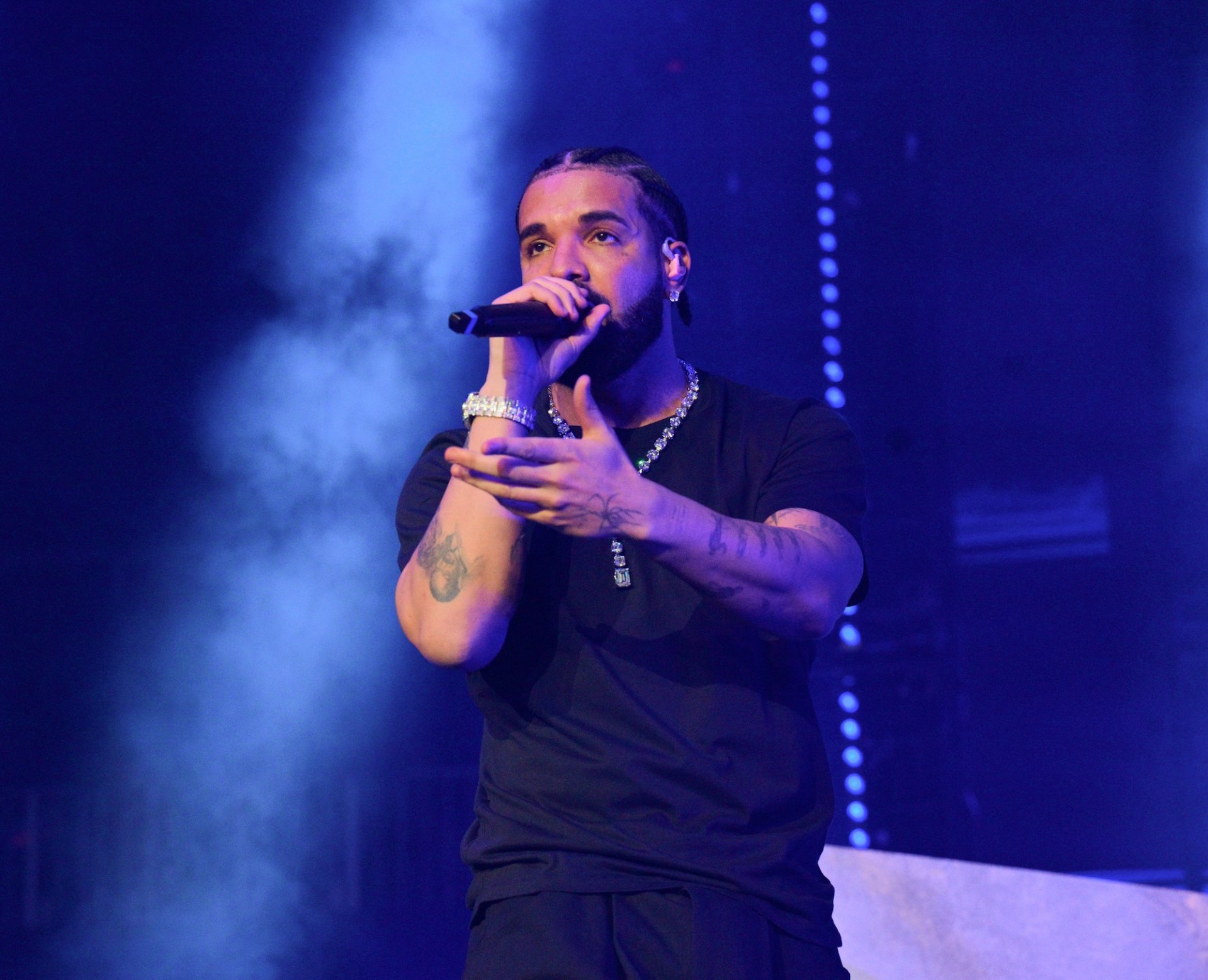 Drake le da $10,000 dólares al ganador de un concurso de dobles de ...