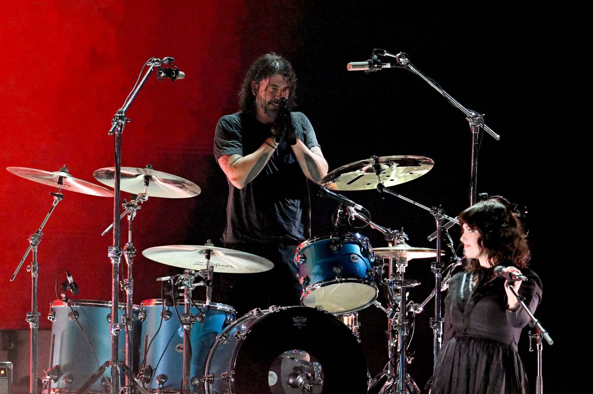Dave Grohl Performs With Daughter Violet Grohl During FireAid Concert ...
