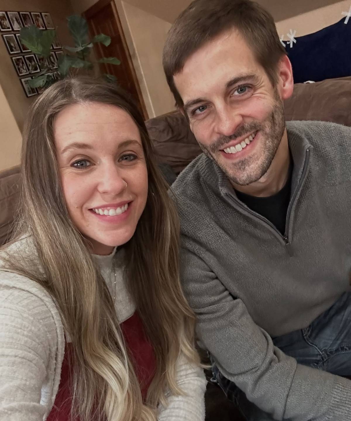 Jill Duggar and Husband Sit With Jim Bob Duggar at Family Christmas ...