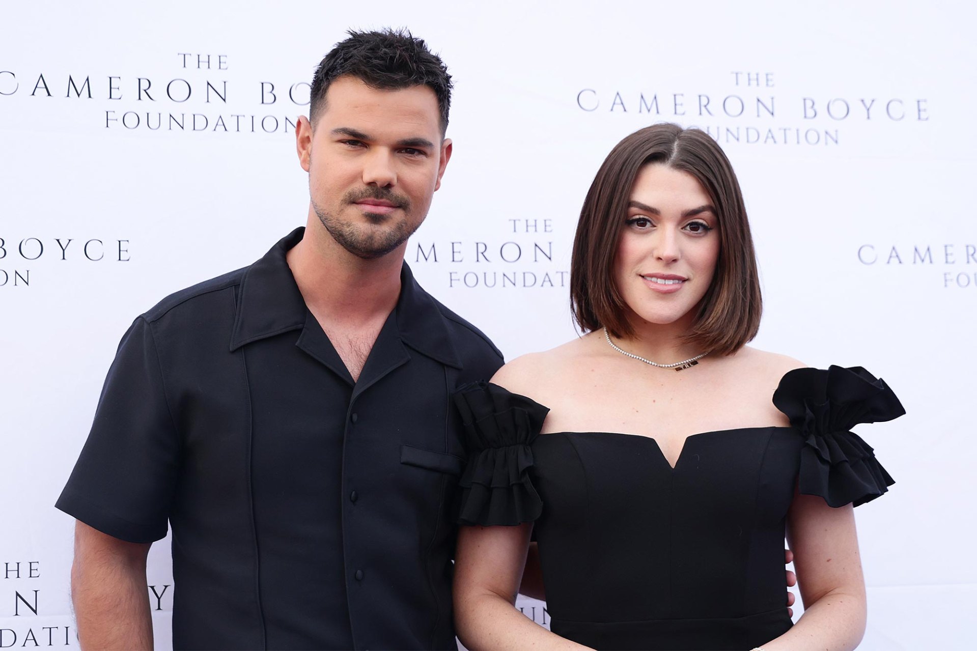Taylor Lautner Finally Watched the Twilight Franchise With Wife Tay ...
