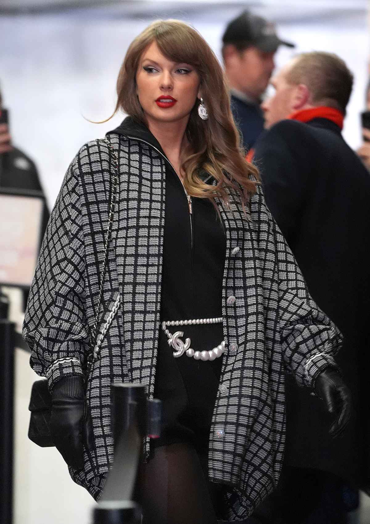 Taylor Swift Attends Travis Kelce’s Chiefs vs. Texans Playoff Game | Us ...