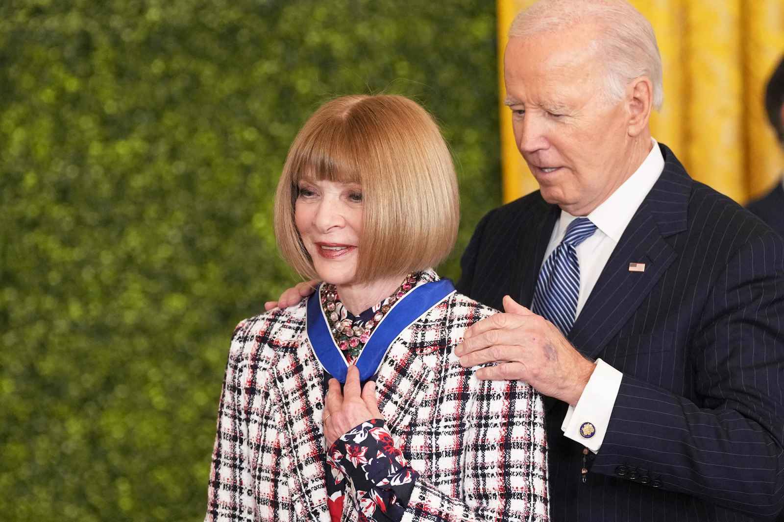 Anna Wintour Removes Sunglasses to Receive Honor From King Charles | Us ...