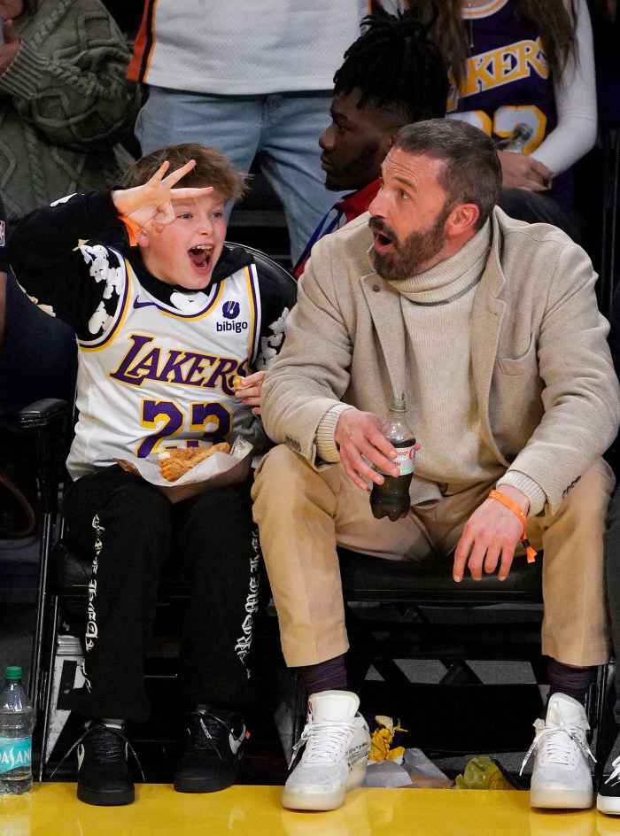 Ben Affleck and 12-Year-Old Son Samuel Sit Courtside at Lakers Game ...