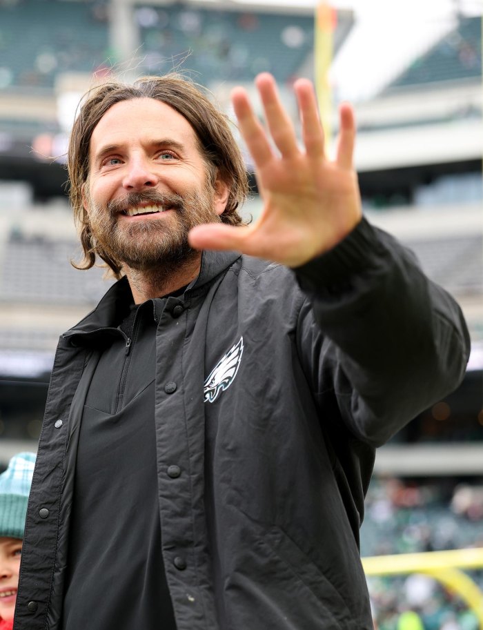 Bradley Cooper Hands Out Cheesesteaks to Eagles Fans Before Super Bowl ...