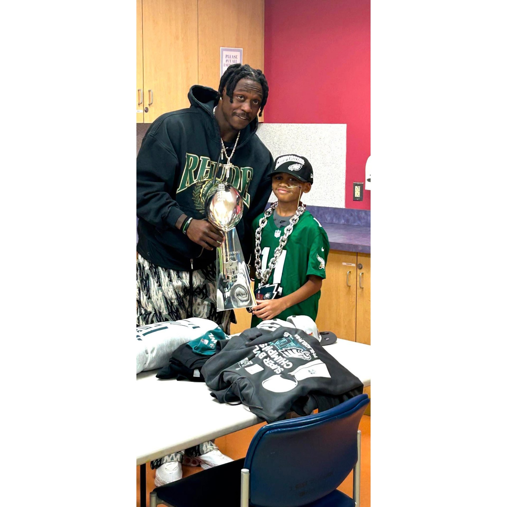 Eagles' A.J. Brown Visits Fan Who Saved Sister From Plane Crash Debris ...