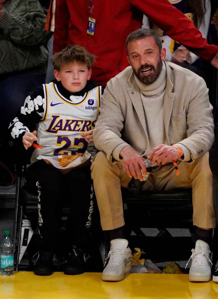 Ben Affleck and 12-Year-Old Son Samuel Sit Courtside at Lakers Game ...