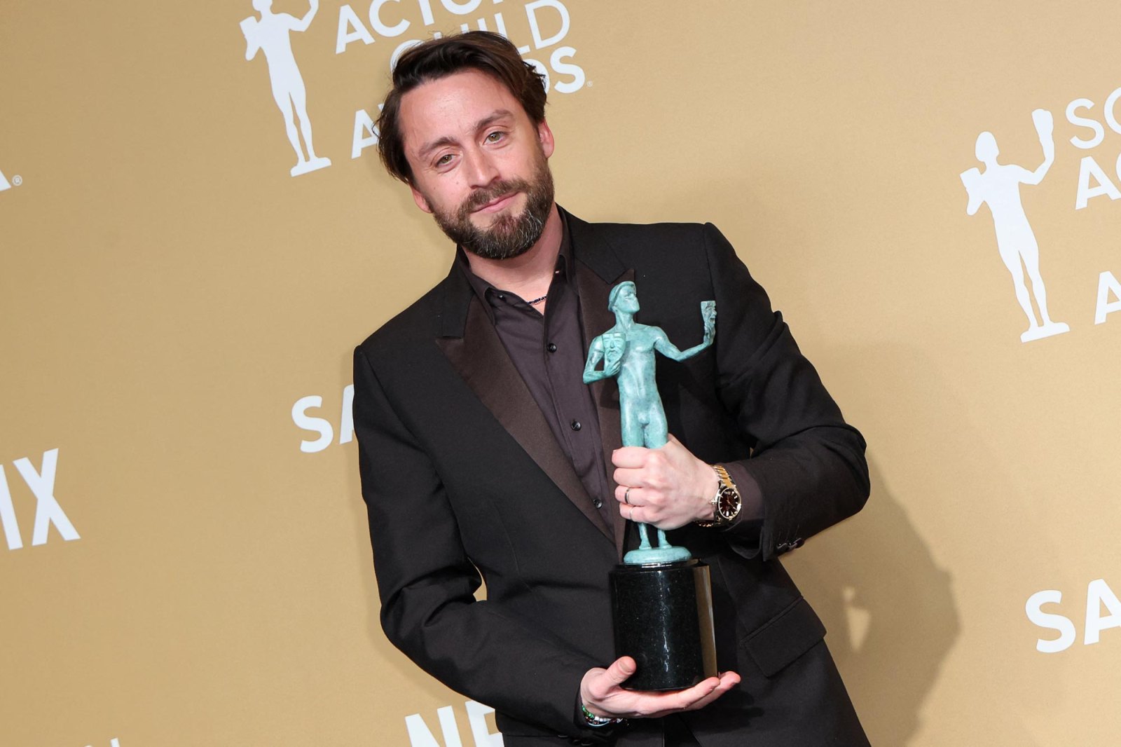 How Heavy Is the 2025 SAG Awards Trophy Versus Oscars, Emmys, Globes ...