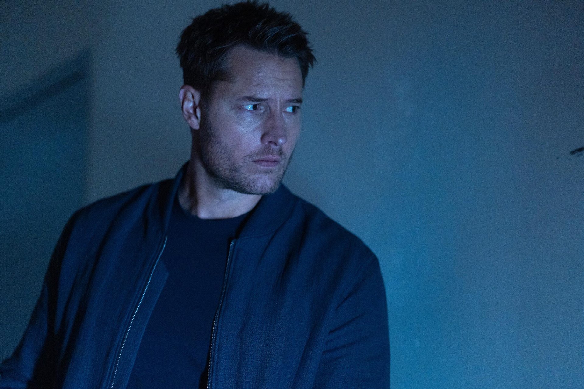 Justin Hartley Gets Help From Newcomer Chris Lee During Tracker Debut ...