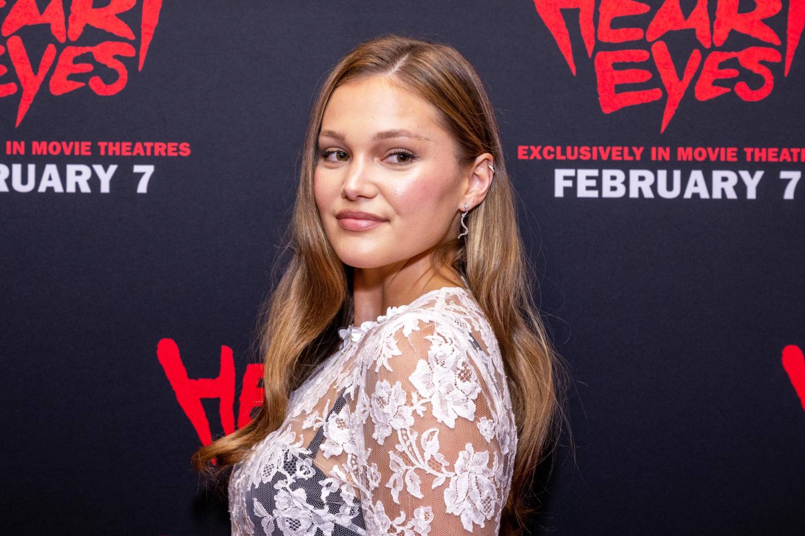 Olivia Holt lanzó un vibrador rosa al asesino en su primer día en el ...