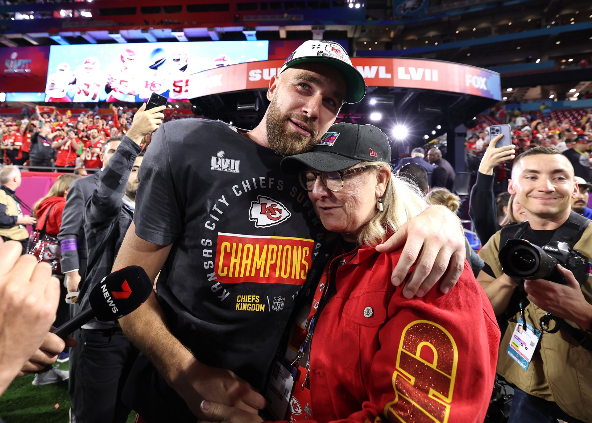 Travis Kelce Hopes Mom Won’t Wear Split Jersey to 2025 Super Bowl | Us ...