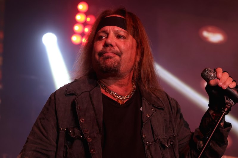 Motley Crue Vince Neil's Girlfriend Injured, Pilot Killed in Plane ...