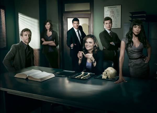 Bones Costars Emily Deschanel, Carla Gallo Are ‘Open’ Possible Reboot ...