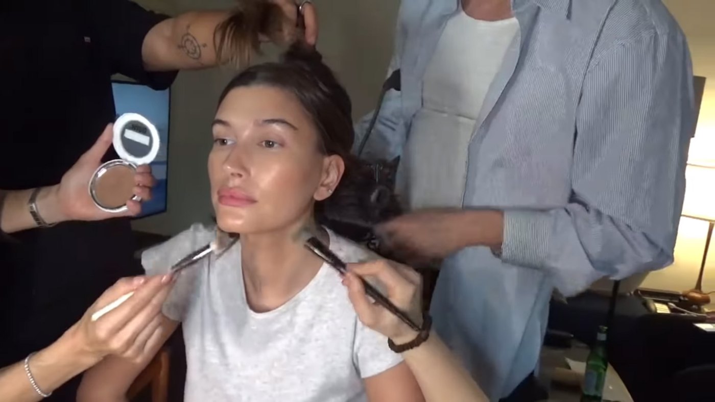 Hailey Bieber’s Makeup Look for at the 2025 Vanity Fair Oscar Party ...
