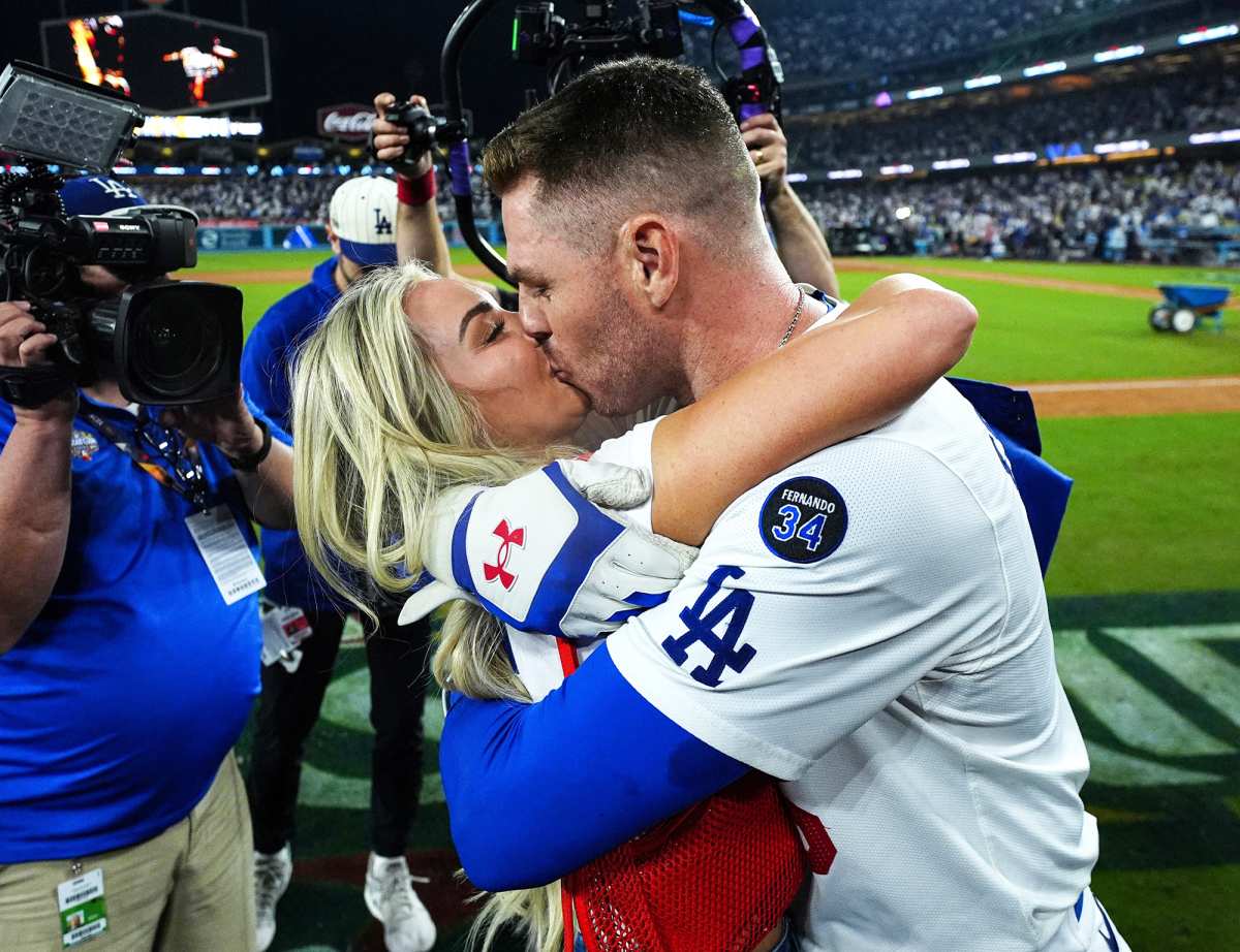 How Freddie Freeman Honors His Late Mom at Every Dodgers Baseball Game ...