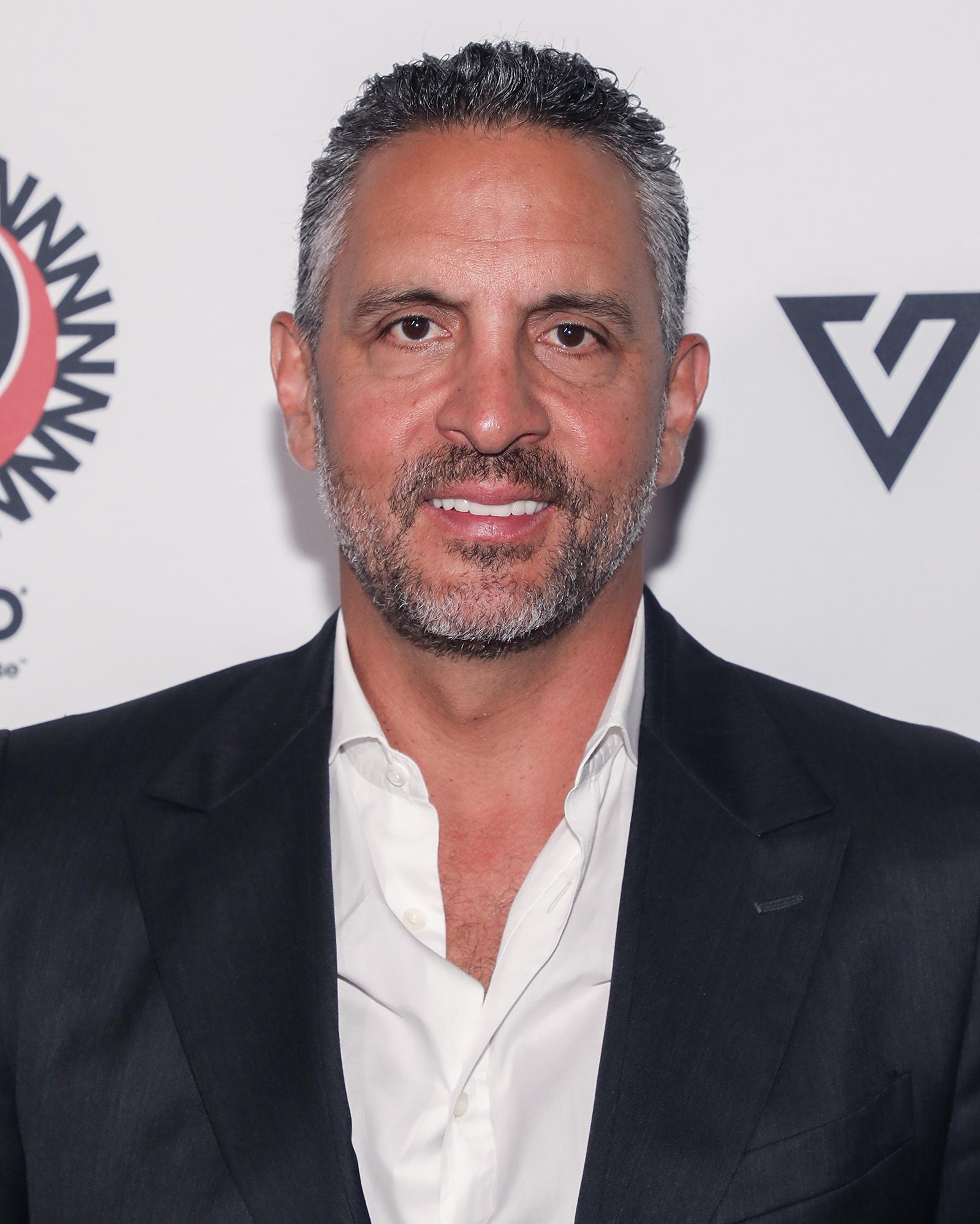 Kyle Removes Wife From IG Bio After Mauricio Kisses New Woman on RHOBH ...