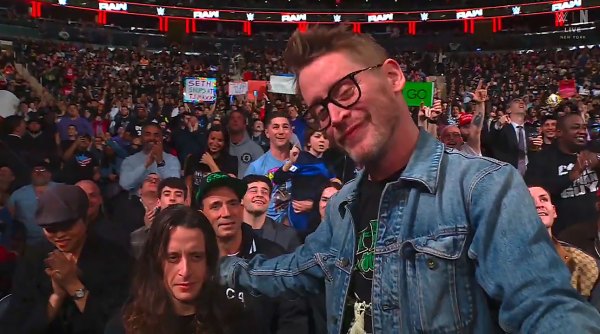 Rory Culkin hace una rara aparición con su hermano Macaulay en WWE Raw ...
