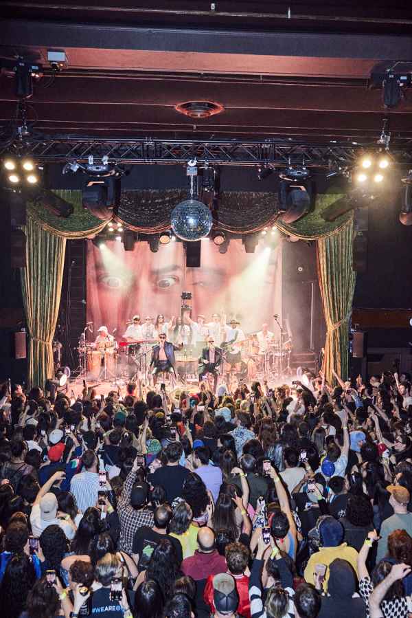 CA7TRIEL y Paco Amoroso debutan en NYC con un show vibrante y explosivo ...