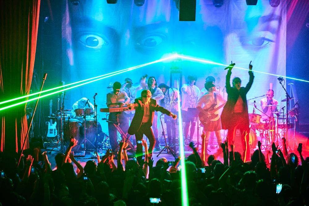 CA7TRIEL y Paco Amoroso debutan en NYC con un show vibrante y explosivo ...